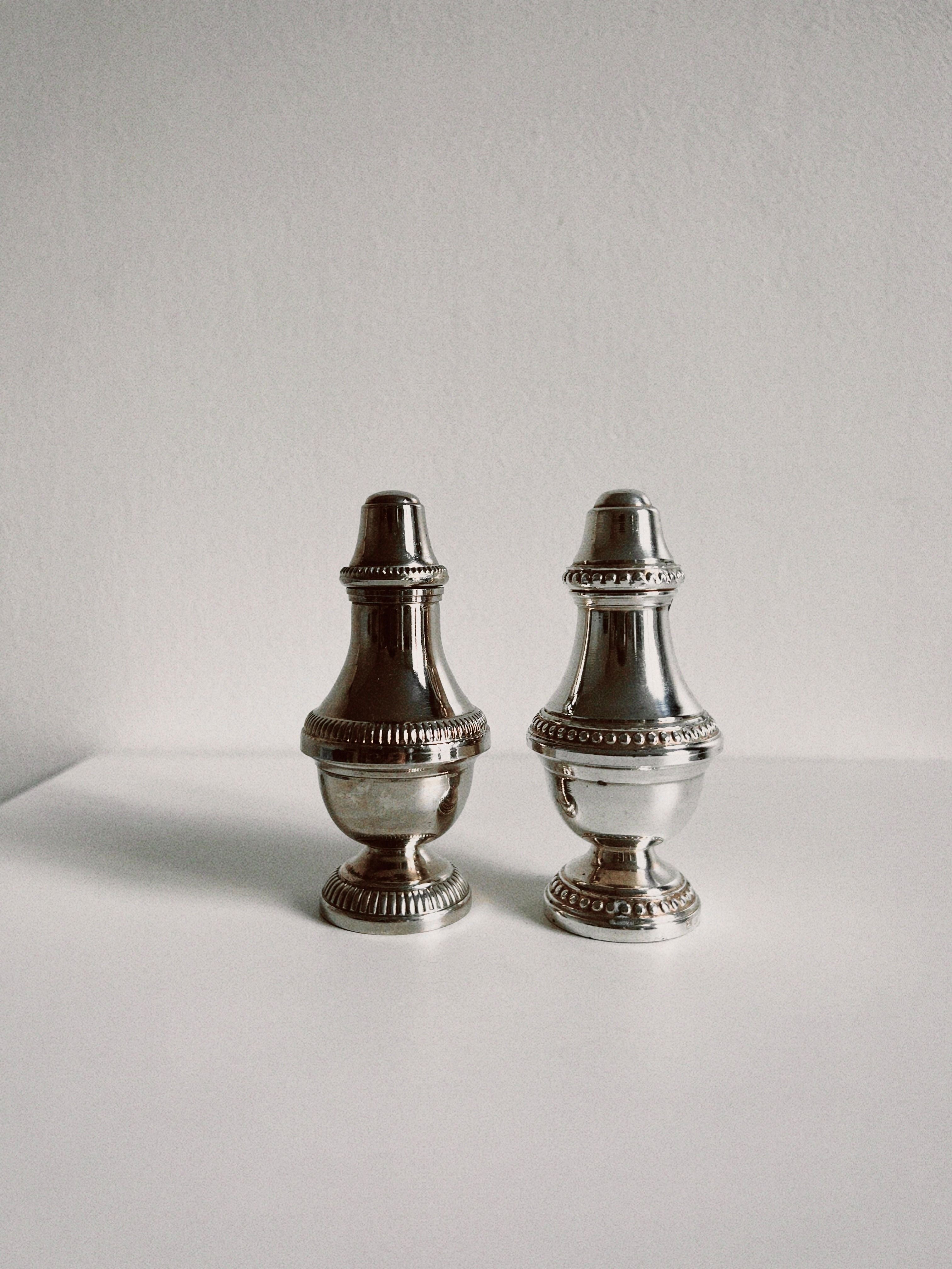 Saliere et poivriere en argent